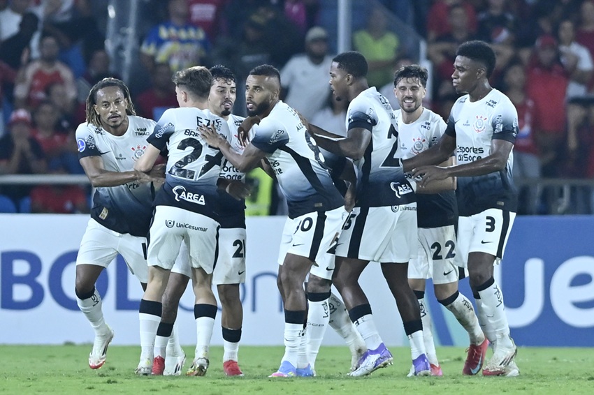 Corinthians, con la firmeza de Félix Torres, reacciona en el ...