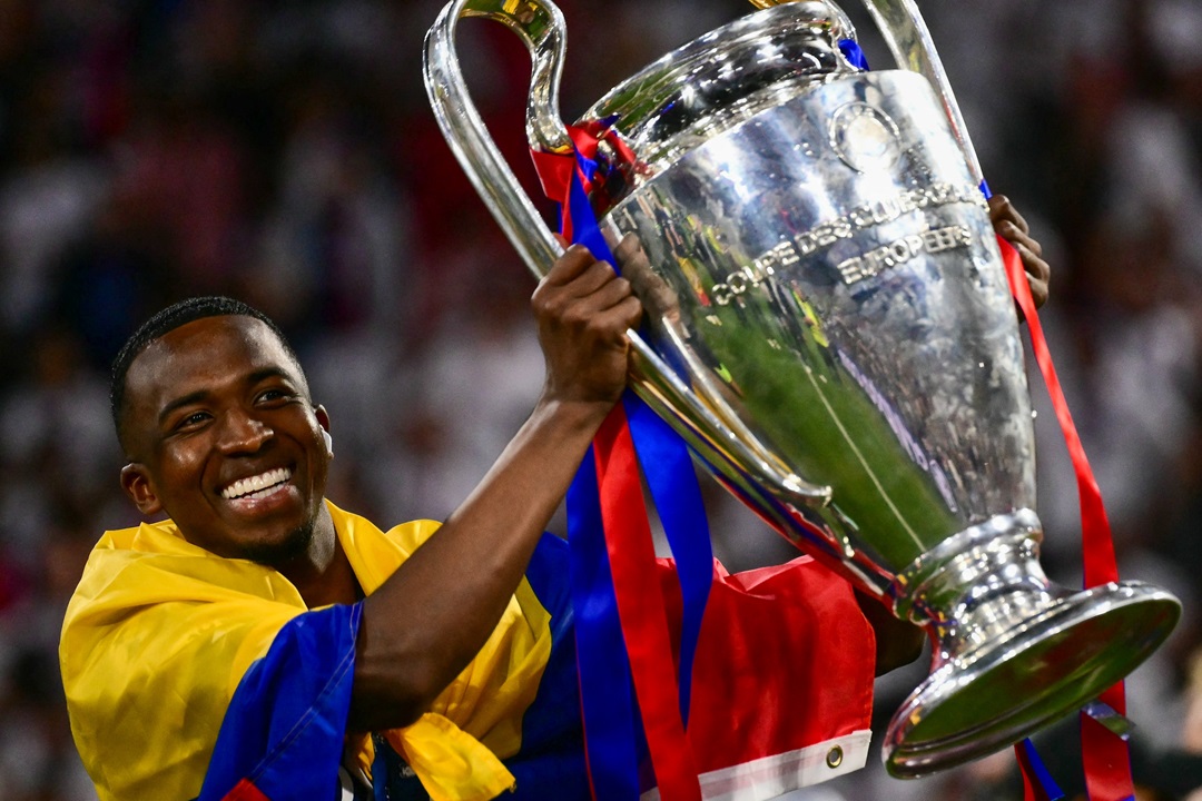Willian Pacho se convierte en el primer ecuatoriano campeón de la ...