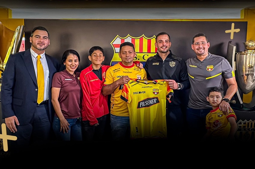 Barcelona oficializa el fichaje del goleador uruguayo Octavio Rivero