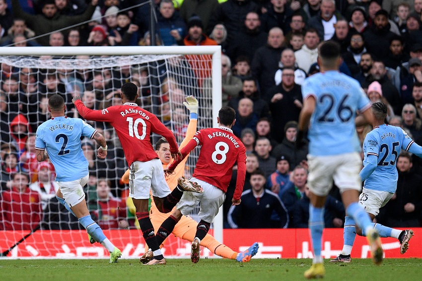 Manchester United remonta con polémica ante Manchester City y sostiene ...